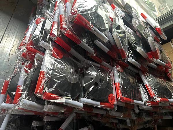 Cọc tiêu giao thông đế nhựa chứa nước Paloca giá rẻ
